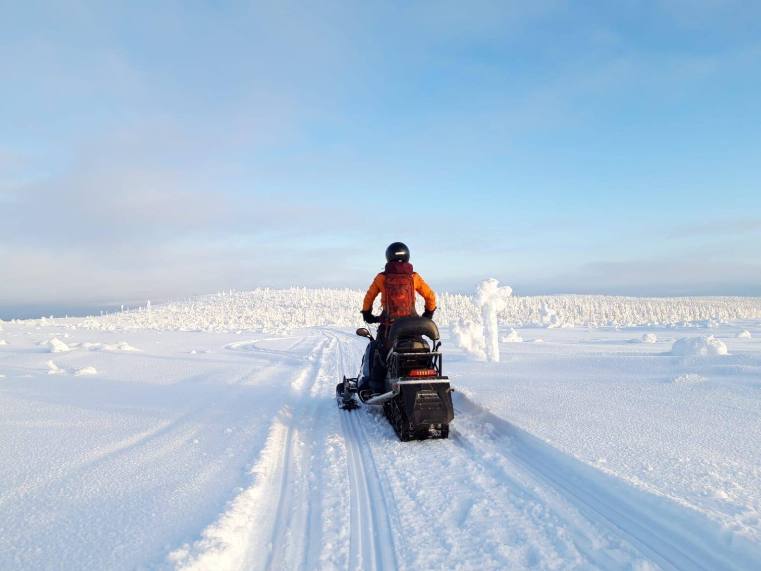 Pääsiäisen moottorikelkkaretki porojen luo - Lapland North Destinations